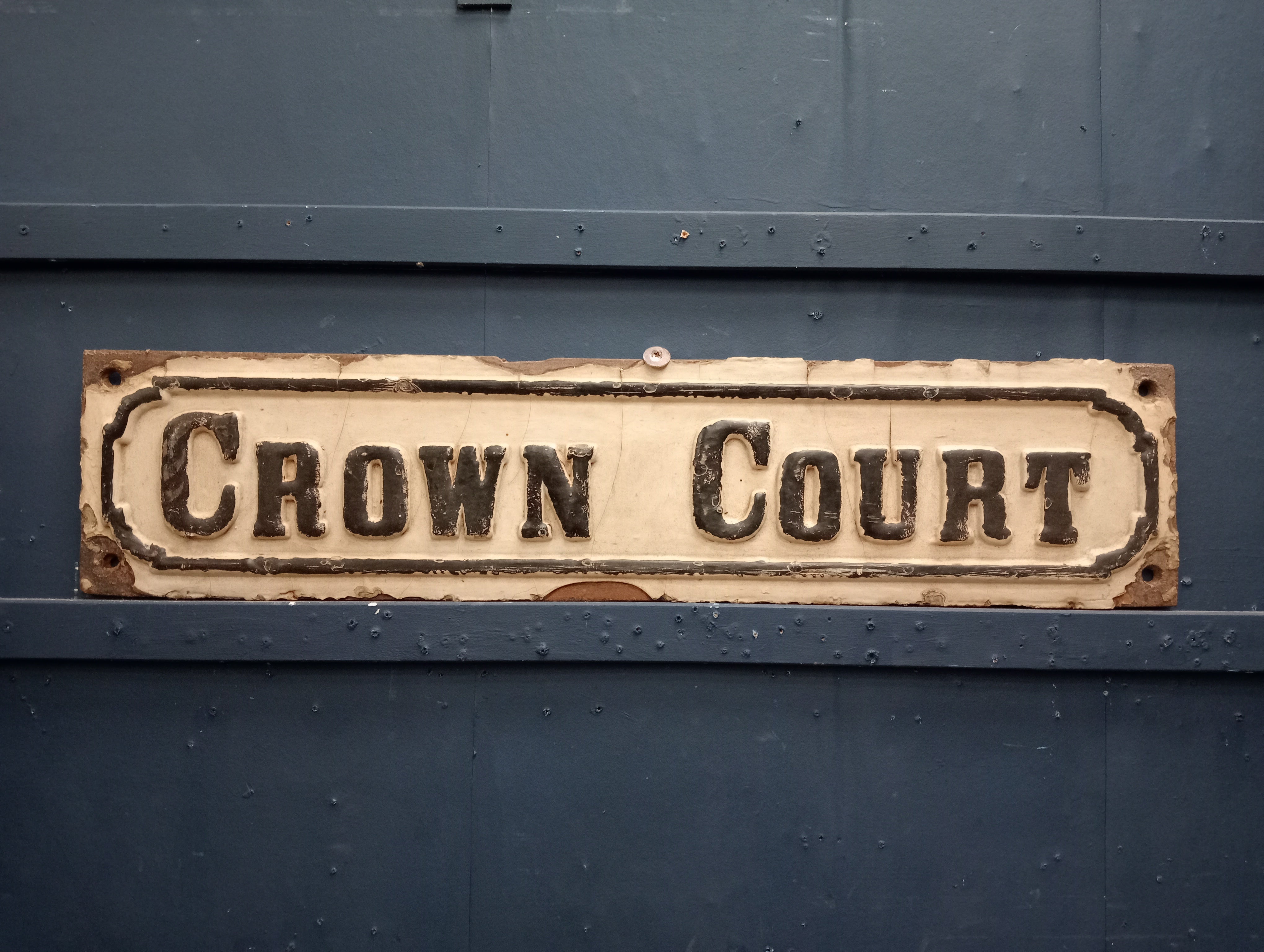 Crown court cast iron street sign – Derrys Ltd